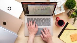 How to change Desktop icon text color on Windows 11 - AnonyViet ...